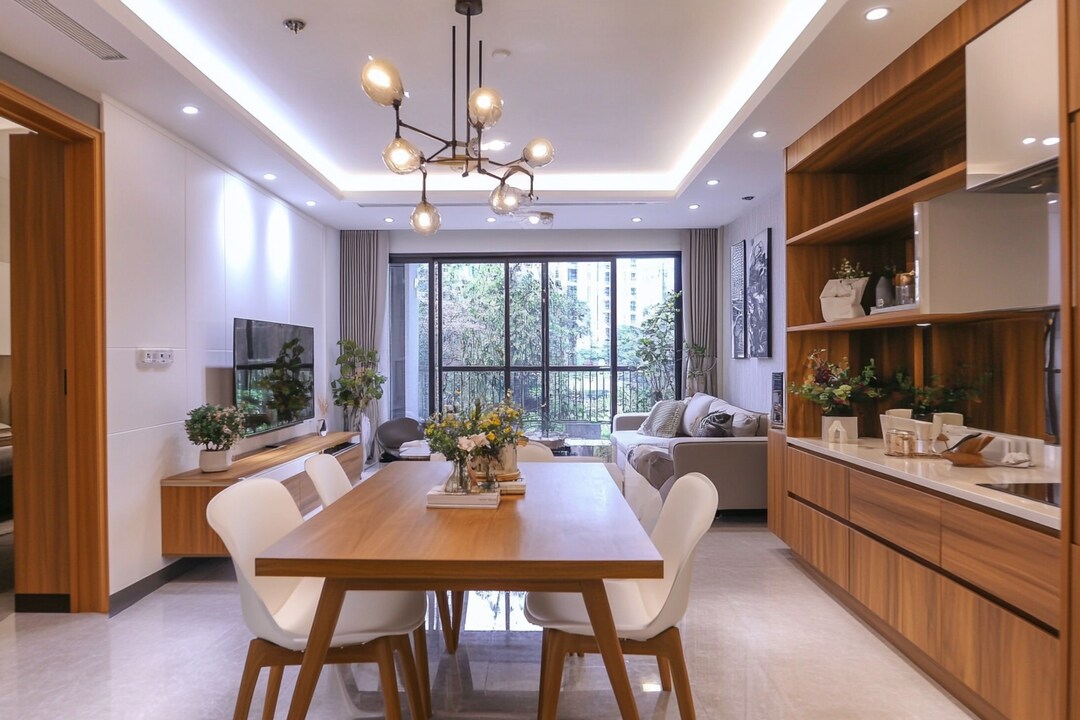 Classic 4-Seater Wooden Dining Room Design With White High Chairs And ...